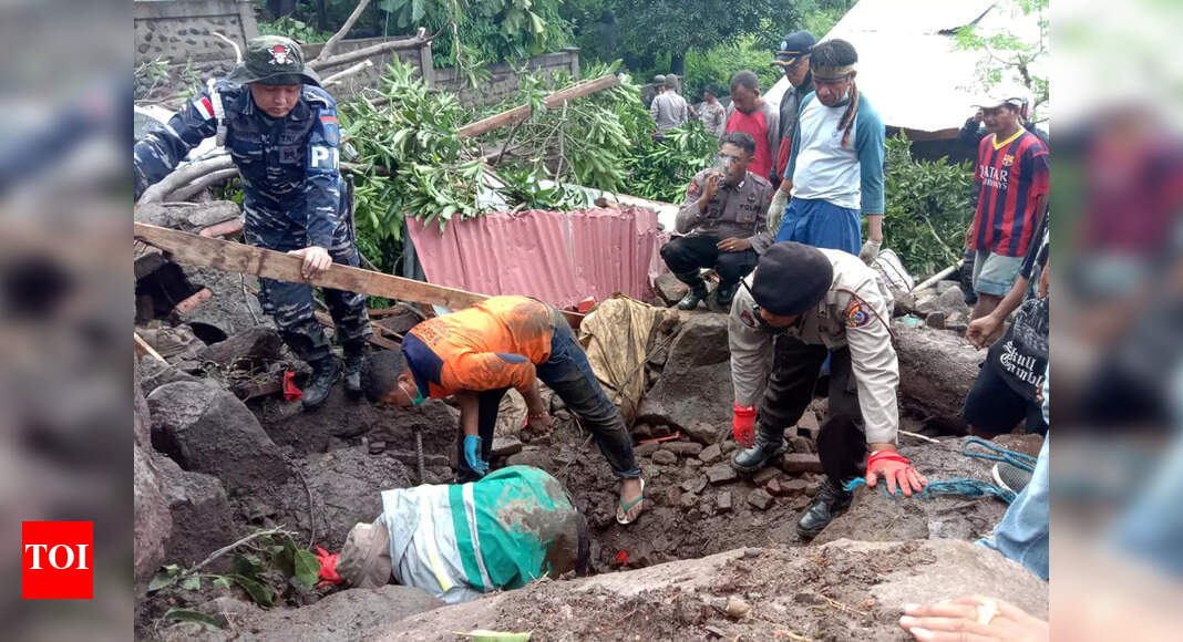 Indonesian rescuers dig for people buried in landslides - Times of India Indonesian rescuers dig for people buried in landslides - Times of India