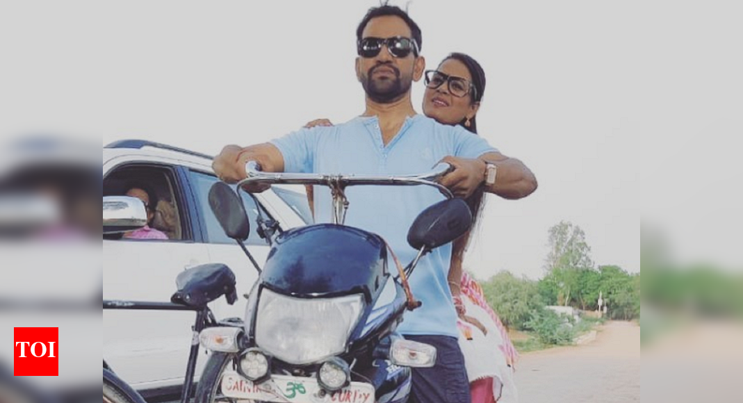 'Sabka Baap Angutha Chaap': Nirahua shares a hilarious still from the ...