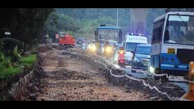 Roadwork at Merces circle puts motorists in a fix with only one lane ...