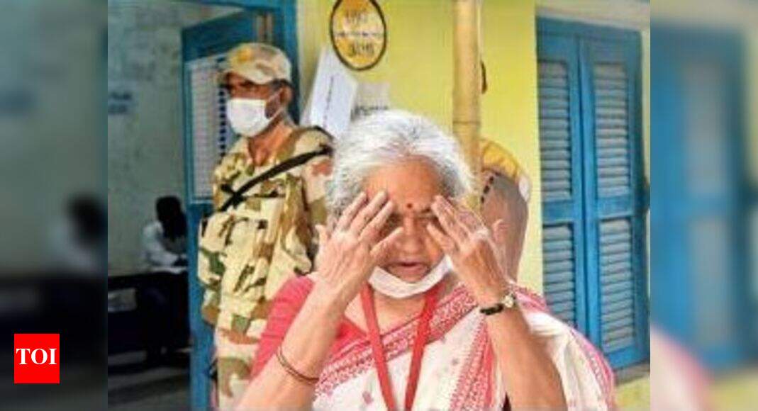 Bombs and chilli powder attack mar South Kolkata polling | Kolkata News ...