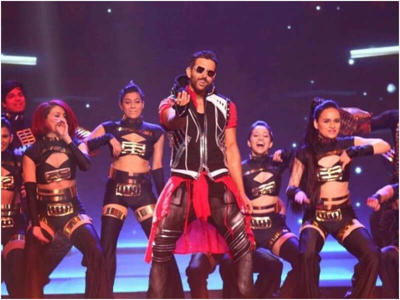 Hrithik Roshan graces with a jaw-dropping performance to celebrate his ...