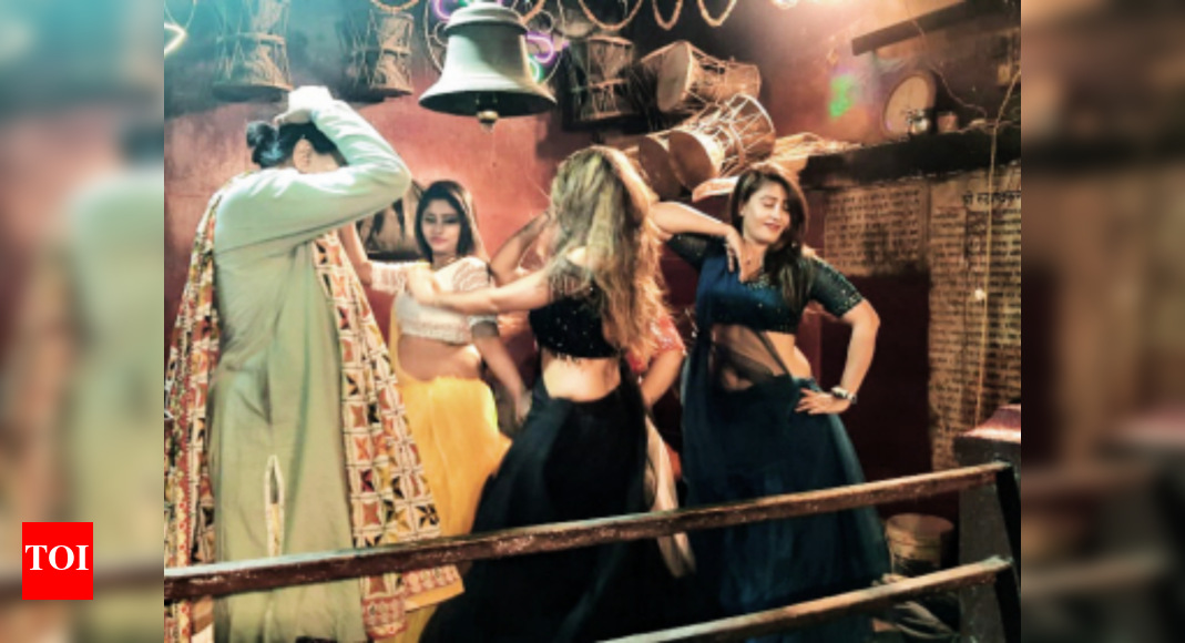 Kashi’s ‘nagar vadhoos’ dance to propitiate lord of cremation ground ...