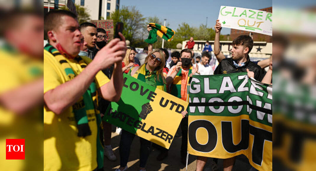 Manchester United fans stage protest as ESL backlash rumbles on ...