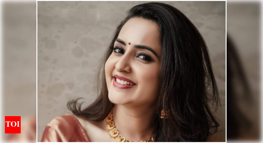 Bhama gets emotional as she sees the clay impression of her baby’s ...