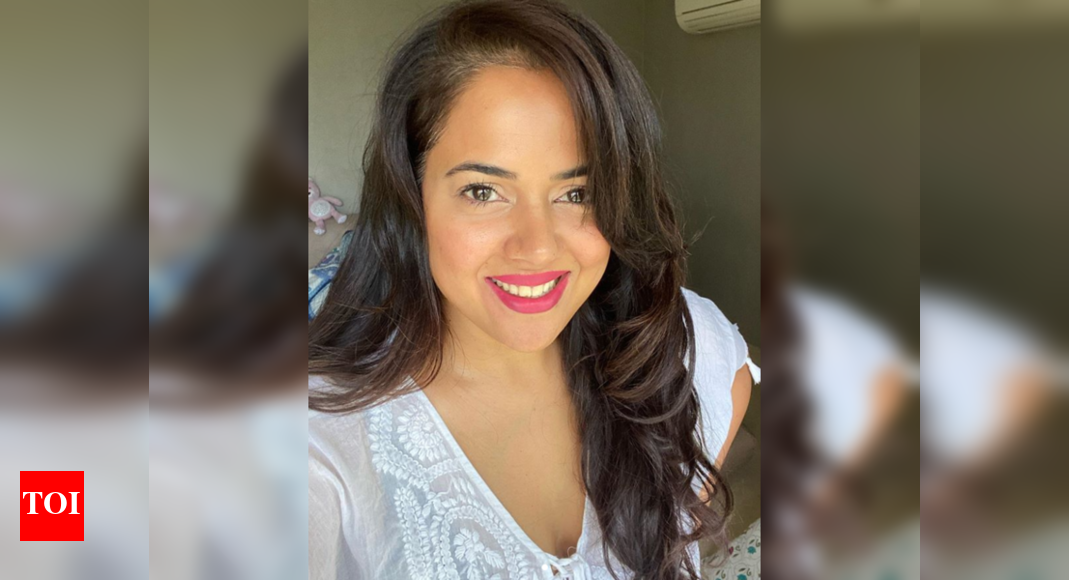 Sameera Reddy tests negative for COVID-19 | Tamil Movie News - Times of ...