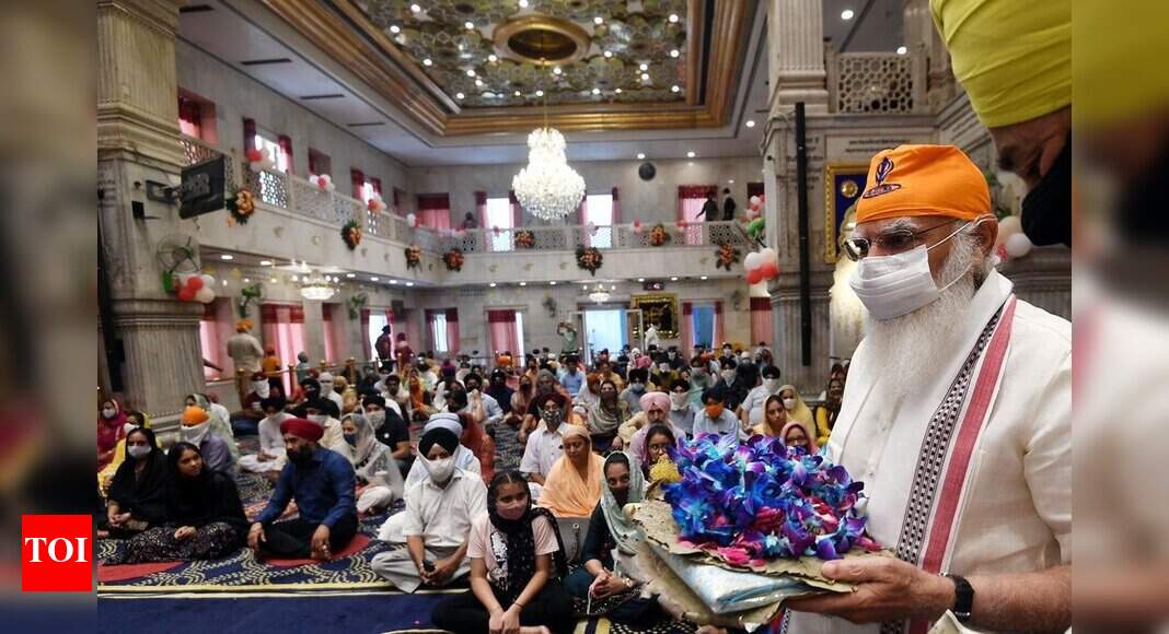 PM Modi offers prayers at Sis Ganj Gurudwara, pays tributes to Guru Teg ...
