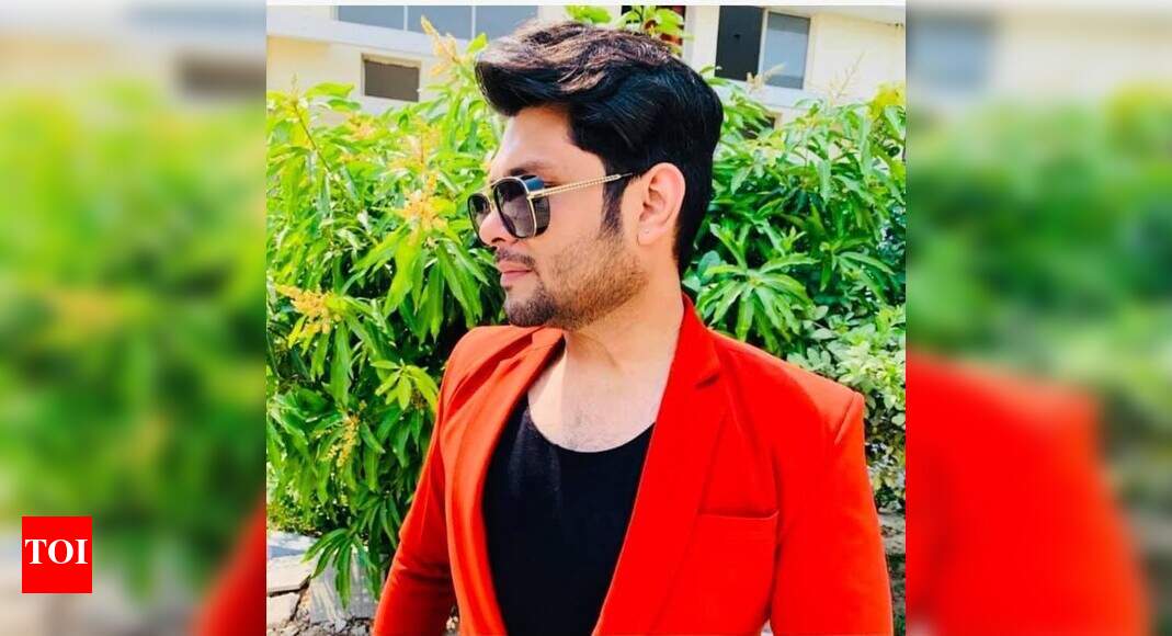 Aneek Dhar spends a quiet birthday at ancestral home with family ...