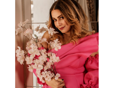 Pakkhi Hegde looks gorgeous as she poses with flowers | Bhojpuri Movie ...