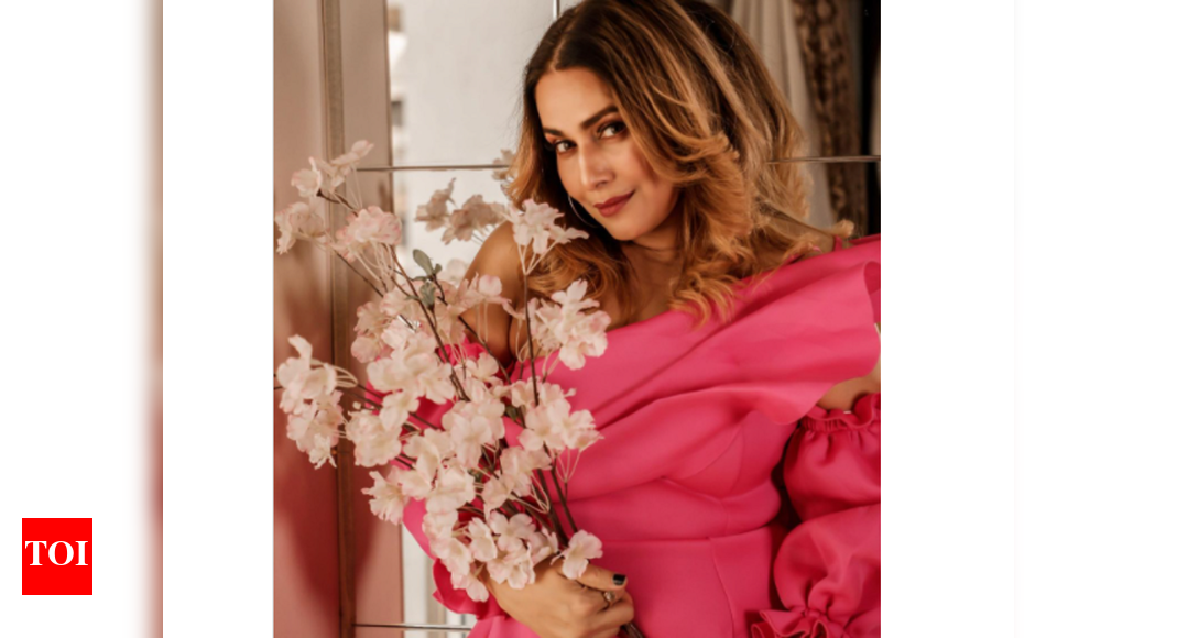 Pakkhi Hegde looks gorgeous as she poses with flowers | Bhojpuri Movie ...