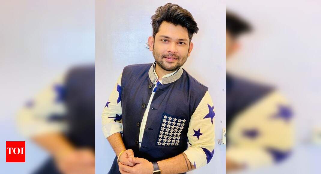 Singer Aneek Dhar delivers free meals to COVID patients | Bengali Movie ...