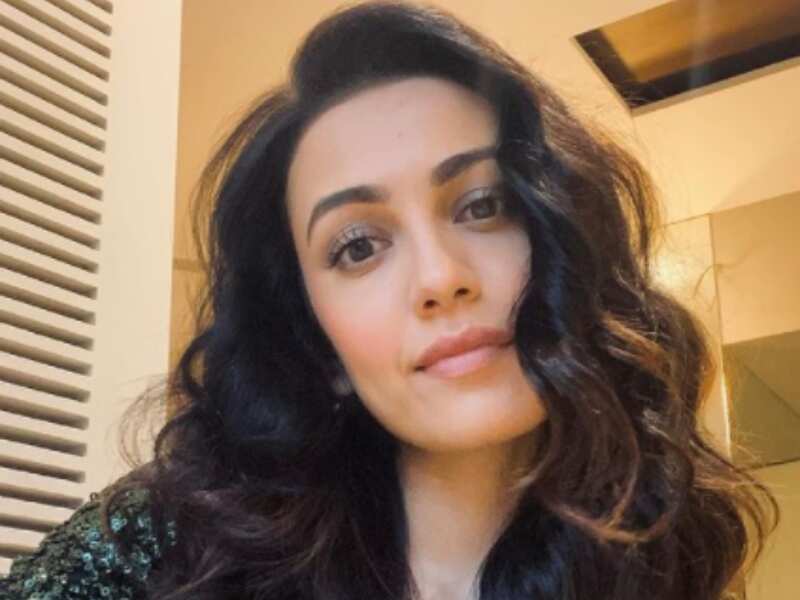 Watch: Esha Kansara meets her parents after 27 days of isolation ...