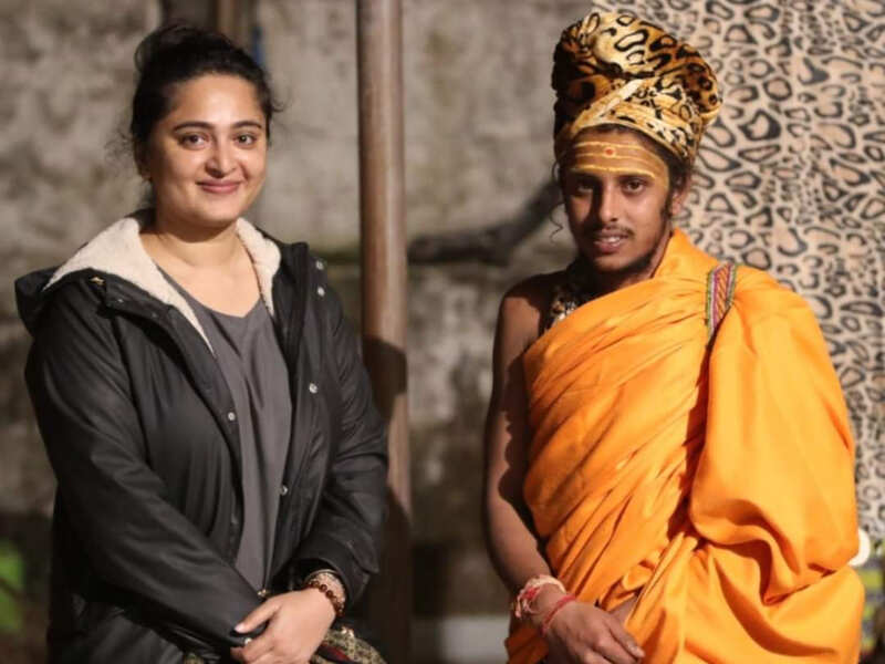 When Anushka Shetty posed with a sadhu in Haridwar, throwback pic goes ...