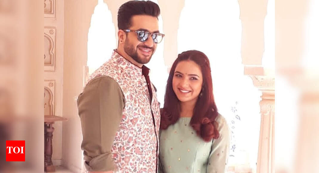 Aly Goni gifts an expensive handbag to ladylove Jasmin Bhasin on the ...