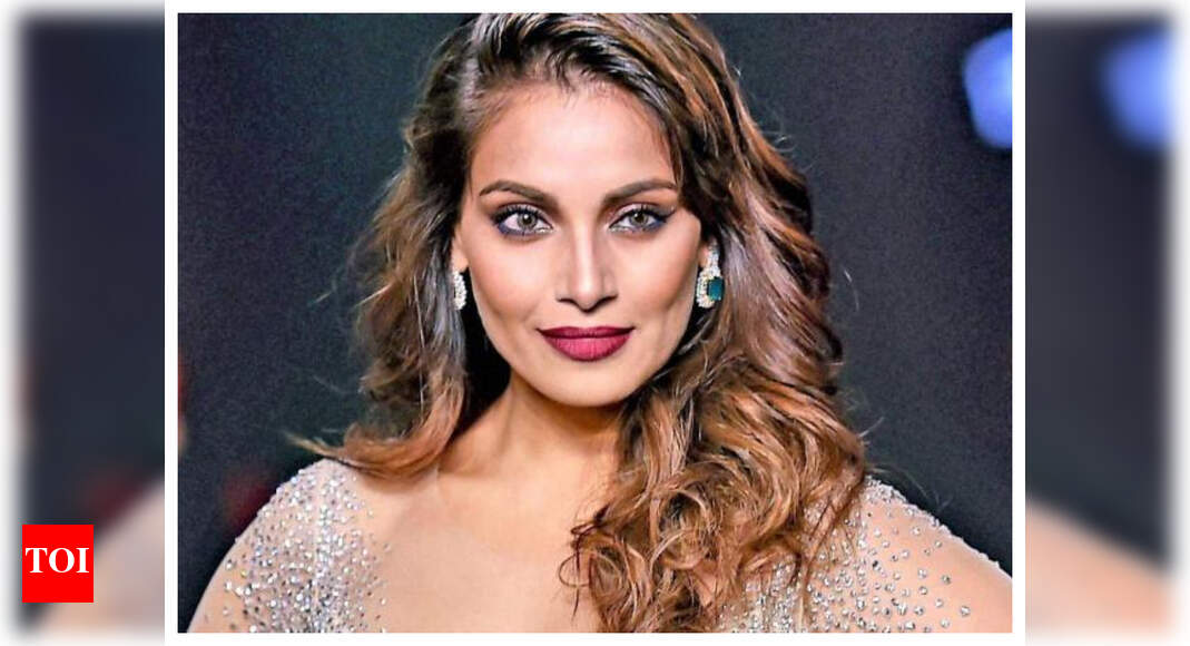 Bipasha Basu urges everyone to get vaccinated | - Times of India