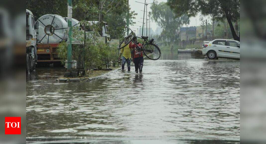 Flood control plan hit, key roads in Gurgaon inundated after rain ...