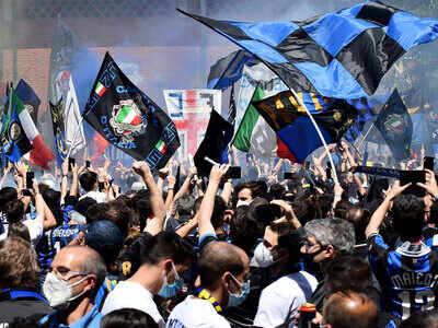 Inter Milan fans celebrate Serie A title outside and inside San Siro ...