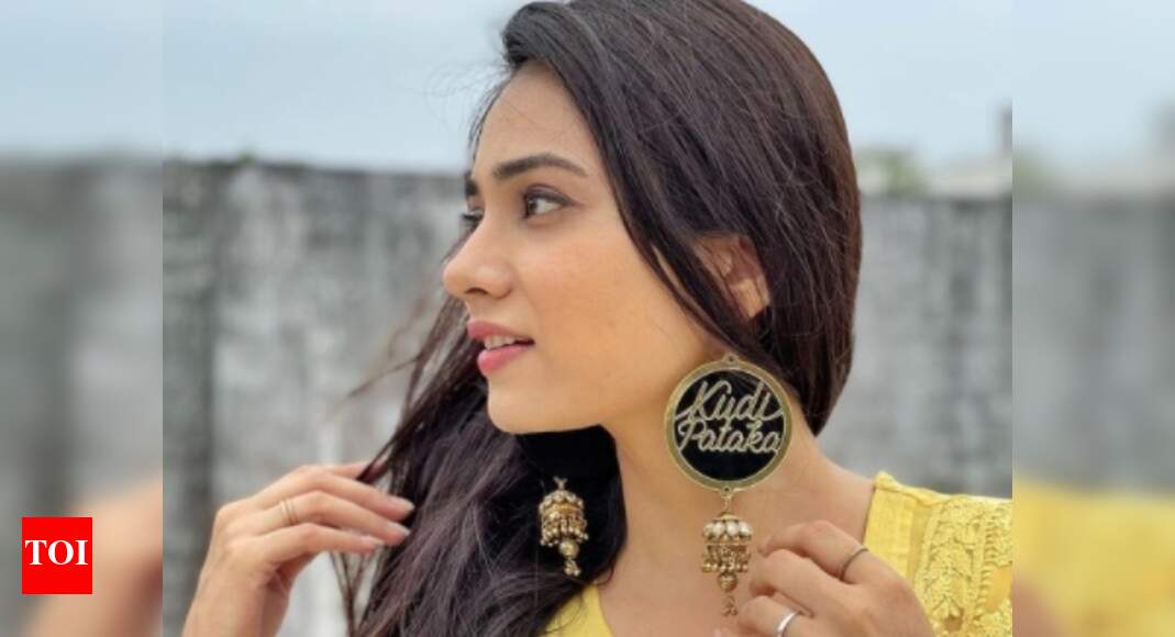 Dimple Biscuitwala glams up with her dramatic earpiece | Gujarati Movie ...