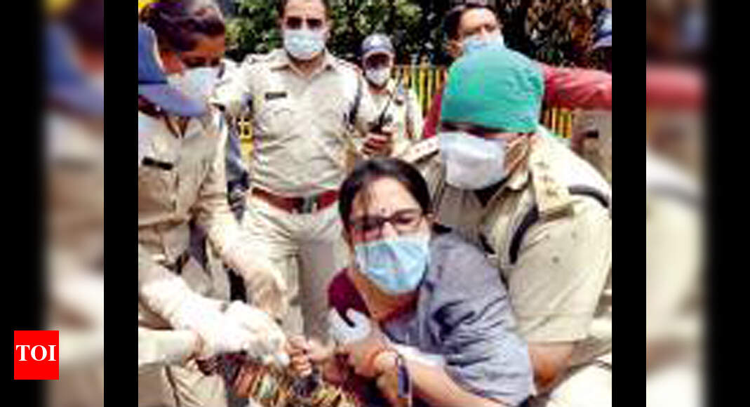 Bhopal: Mahila Congress neta attempts to intrude into chief minister's ...