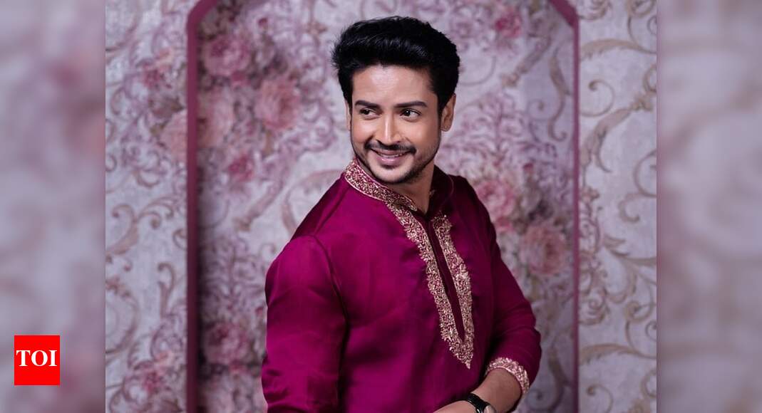 Actor Suman Dey turns a year older, celebrates with his dear ones ...