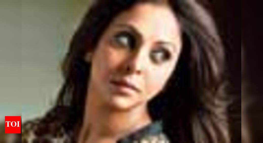 Shefali goes versatile | Hindi Movie News - Times of India