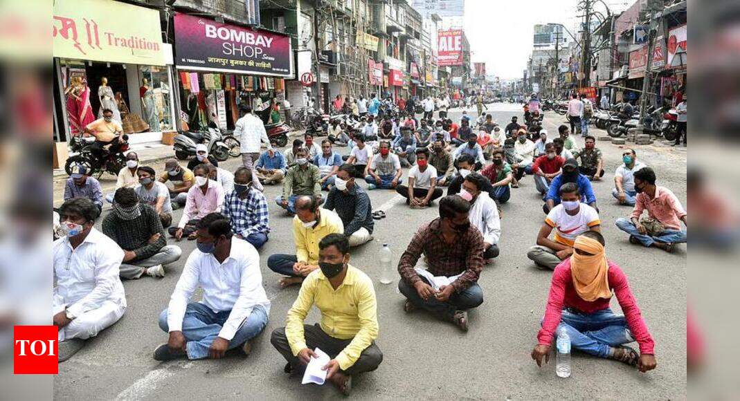 Not allowed to set up stalls, Nagpur hawkers stage protest | Nagpur ...