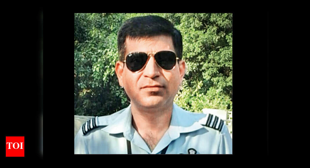 Wing commander on a relief sortie | Mumbai News - Times of India