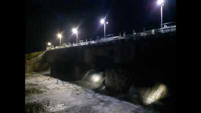 Final flood warning issued to people living on banks of Manjalar ...
