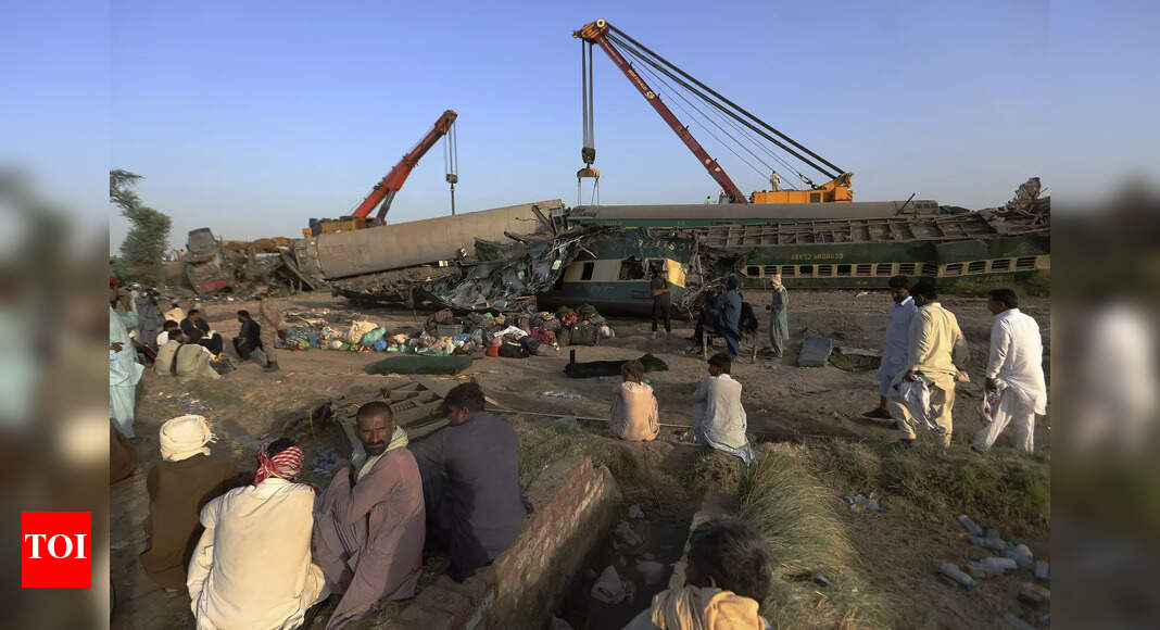 Pakistan Train Crash: Death Toll crosses 60 in deadly Pakistan train ...