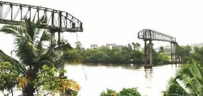 Span of abandoned Borim bridge snaps | Goa News - Times of India
