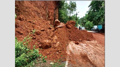 Traffic disrupted for 2 hours at Agonda in south Goa after landslide ...