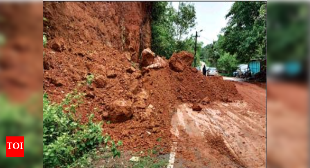 Traffic disrupted for 2 hours at Agonda in south Goa after landslide ...