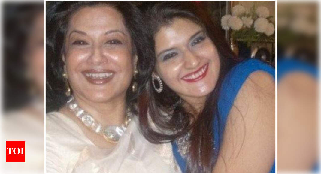 Moushumi Chatterjee's son-in-law immerses the ashes of wife Payal after ...