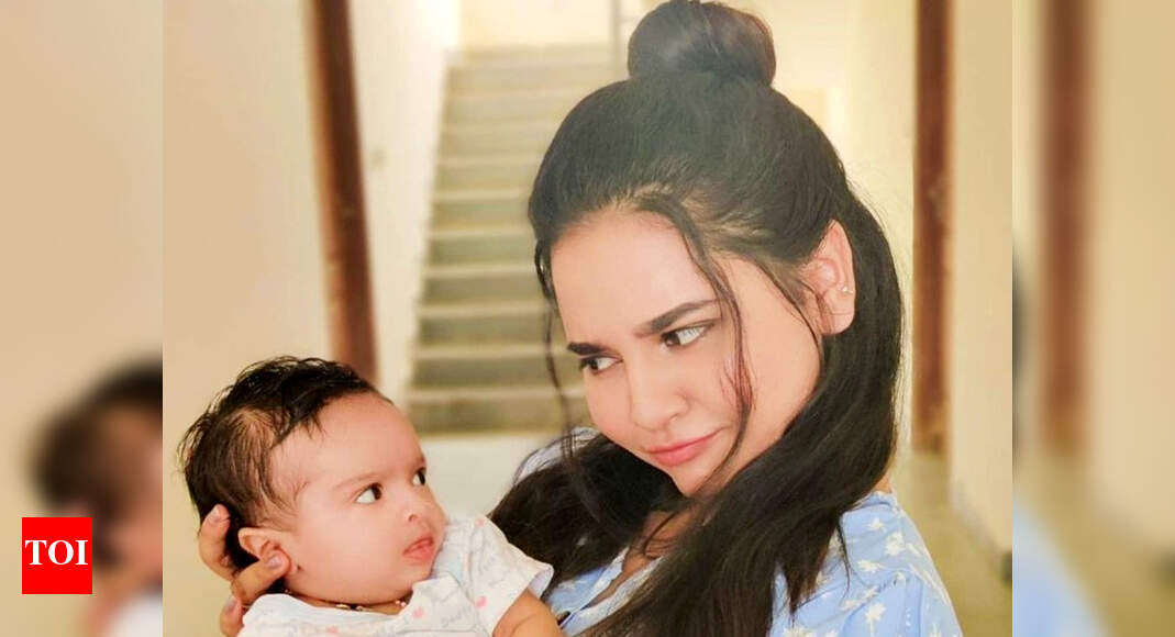 Neha Menon introduces her little sister Saahithi; says, "Not every ...