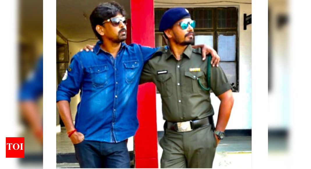 Pravesh Lal Yadav shares a cool picture with 'Sarfarosh' director ...