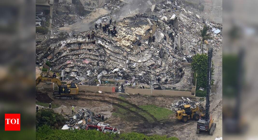 Jewish community prays for miracles after condo collapse - Times of India