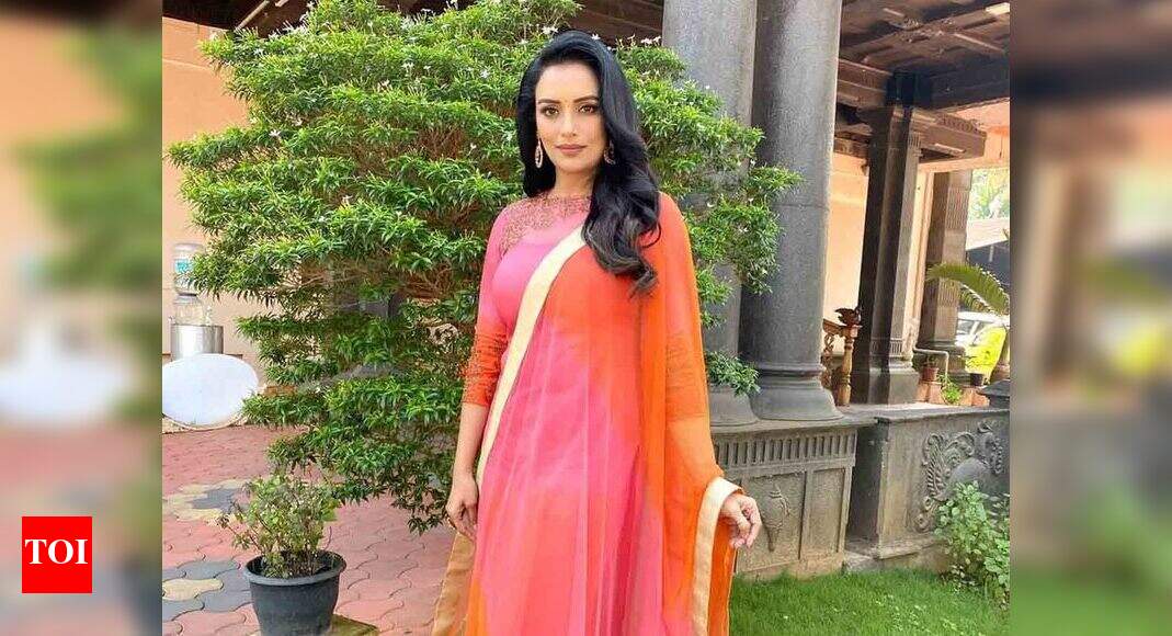 Shwetha Menon shares BTS memories of Anaswaram hit song | Malayalam ...