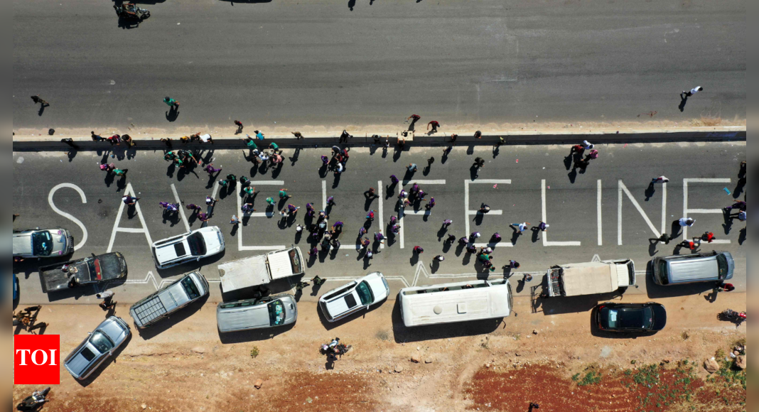 Human chain in northern Syria to keep border crossing open - Times of India