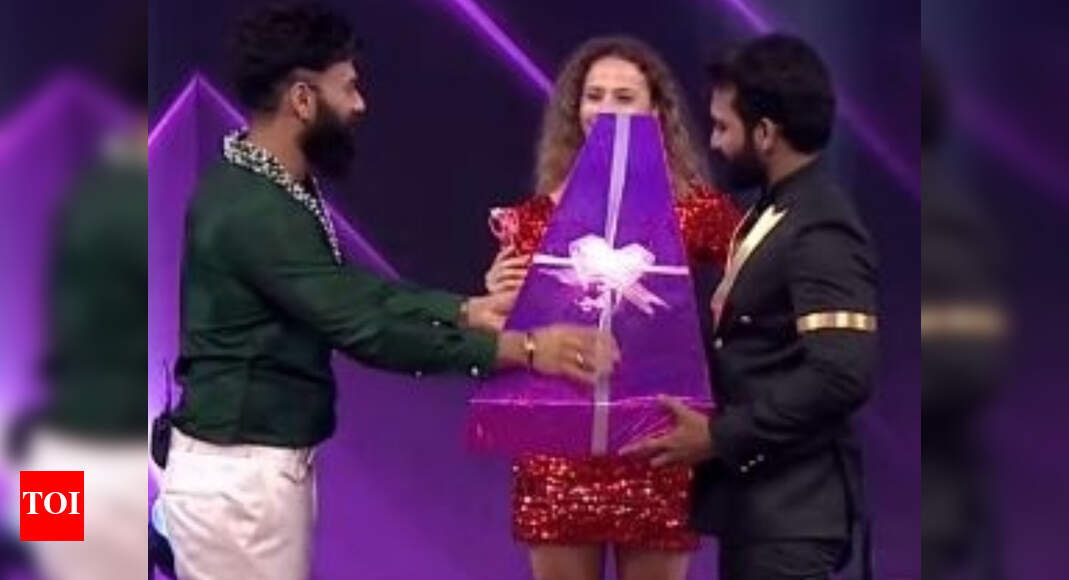 Host Ohmkar leaves Akhil Sarthak overwhelmed with a 'surprise gift ...