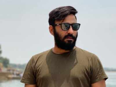 Watch! Aakash Zala grooves to Ishani Dave's peppy number 'Mar to mele ...