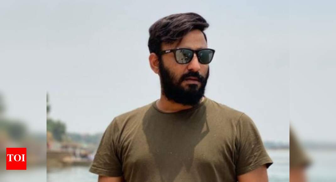 Watch! Aakash Zala grooves to Ishani Dave's peppy number 'Mar to mele ...