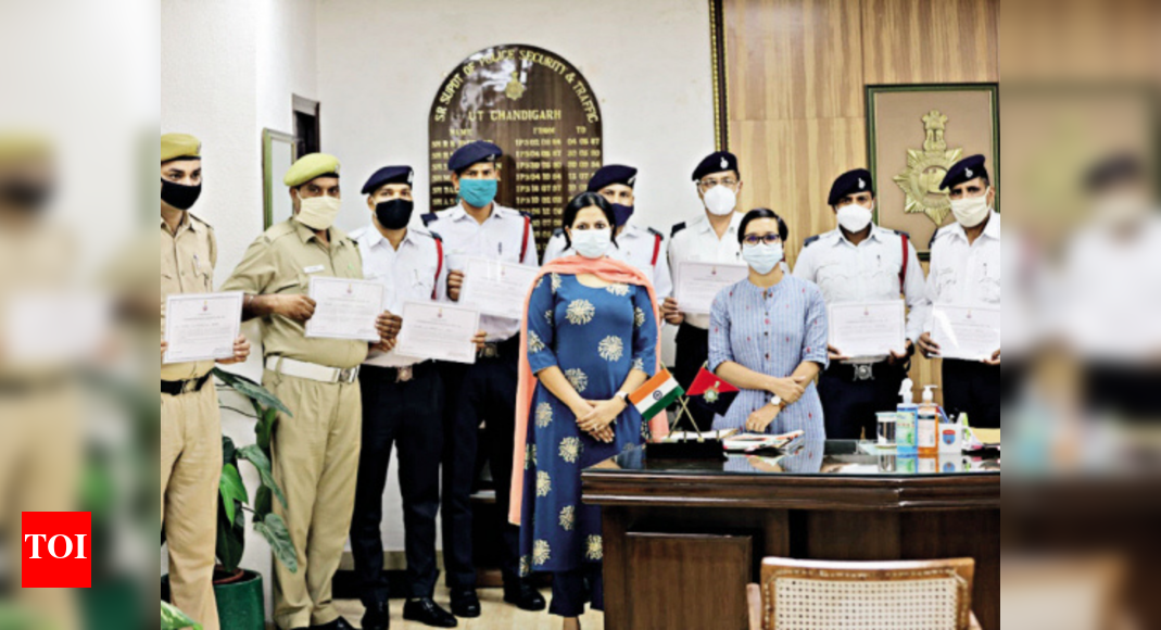 SSP (security & traffic) awards Good Samaritan cops | Chandigarh News ...