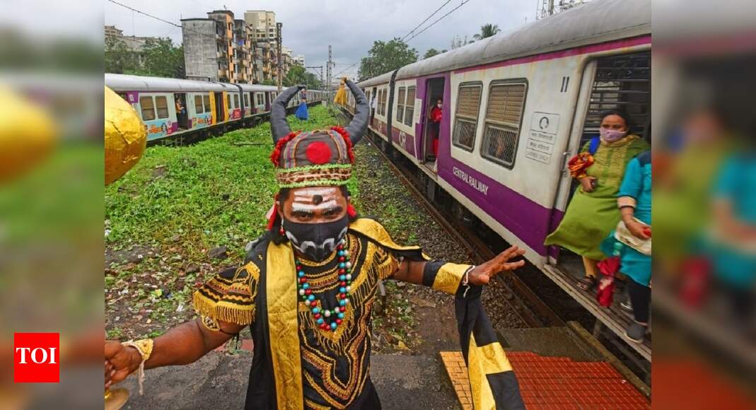 Mumbai: Man dressed as 'Yamraj' gives safety tips to commuters | Mumbai ...