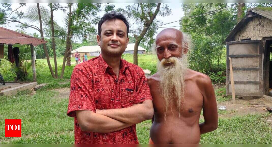 Deb Chowdhury, along with members of his band, Sahajiya, comes forward ...