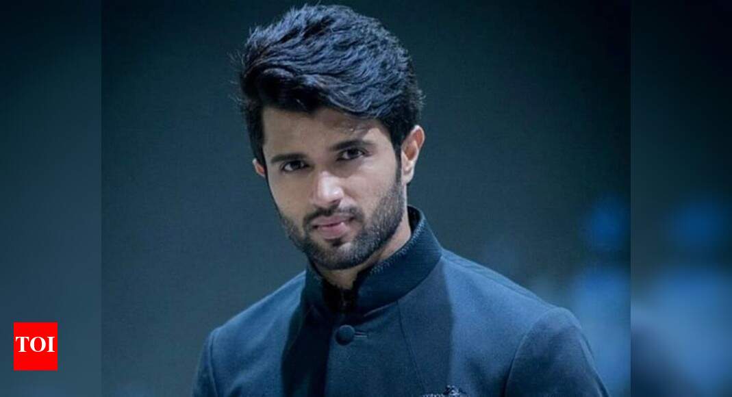 Liger actor Vijay Deverakonda shows interest in Ramappa Temple | Telugu ...