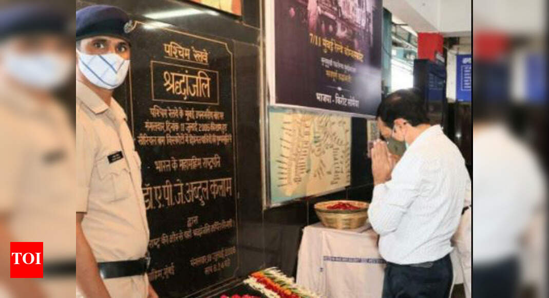 Mumbai: Railway officers pay tribute to 7/11 train bomb blast victims ...