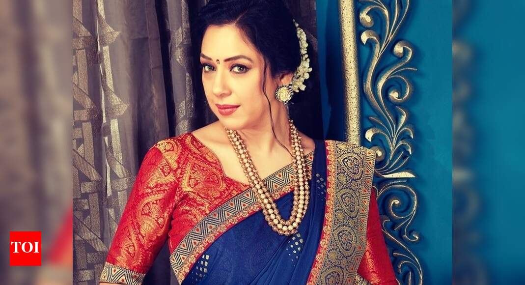 Rupali Ganguly cuts a cake to celebrate 1 M followers on Instagram with ...