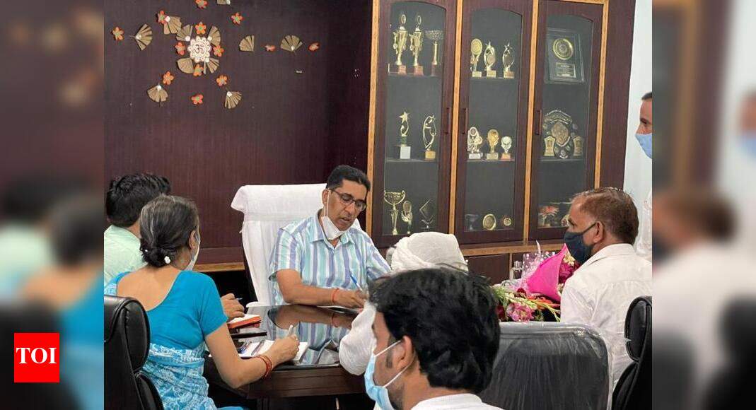 Greater Noida: GNIDA CEO addresses residents’ issues from branch office ...