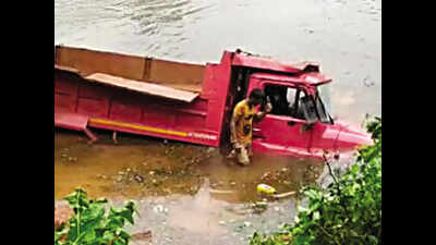 Driver loses control, lands truck in river | Goa News - Times of India