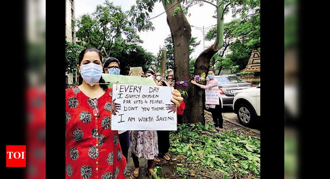 Thane residents stage ‘Chipko’ protest to save over 400 trees | Thane ...
