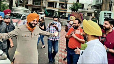 Punjab CM Amarinder Singh-Navjot Singh Sidhu truce photo op remains ...